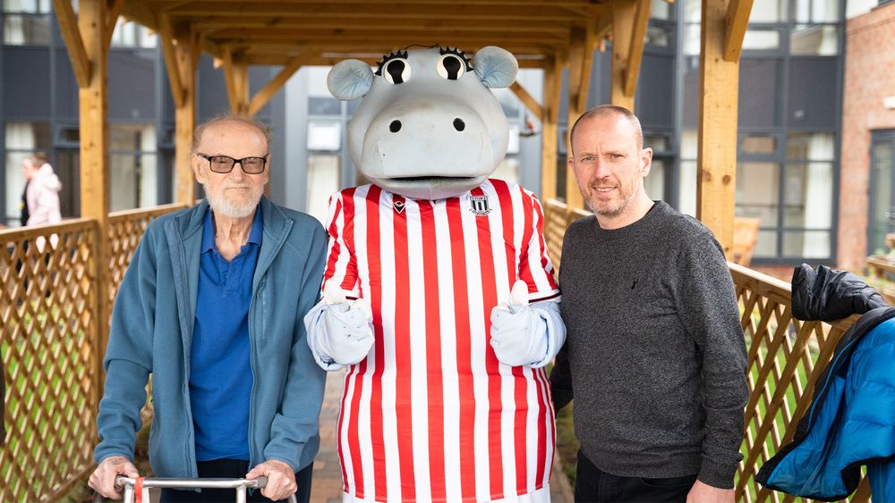 Stoke City FC - Pottermus pays visit to local care home