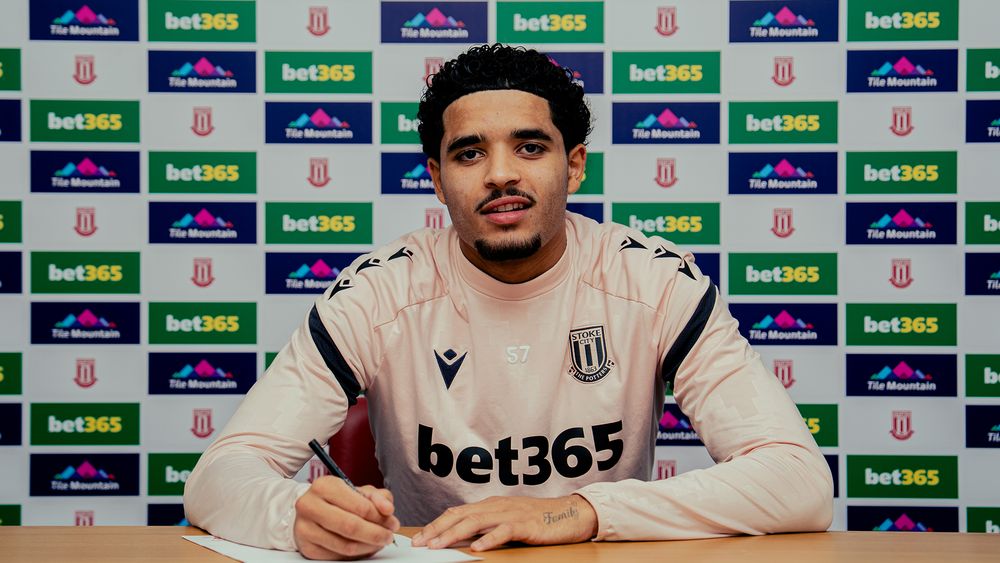 Stoke City FC - Jaden Mears pens new Potters’ contract